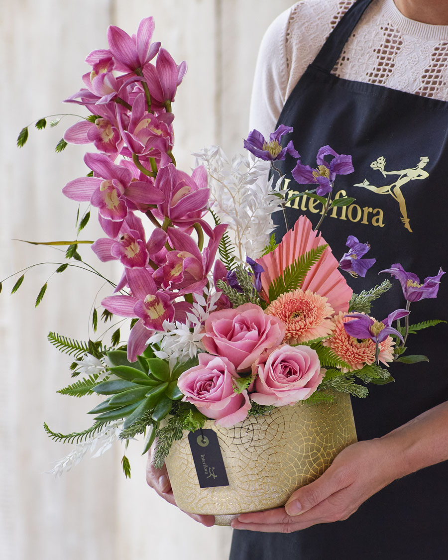 Flower courier | Interflora Eesti. Flower Delivery